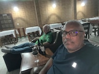 Eu e o Sr Geraldo, proprietário, proseando