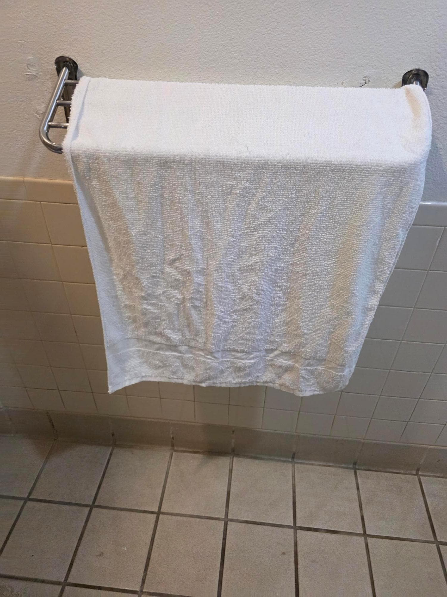 Wet single towel, no trash can in bathroom.
No sink in bathroom, loud pipe sound when tried to wash hans