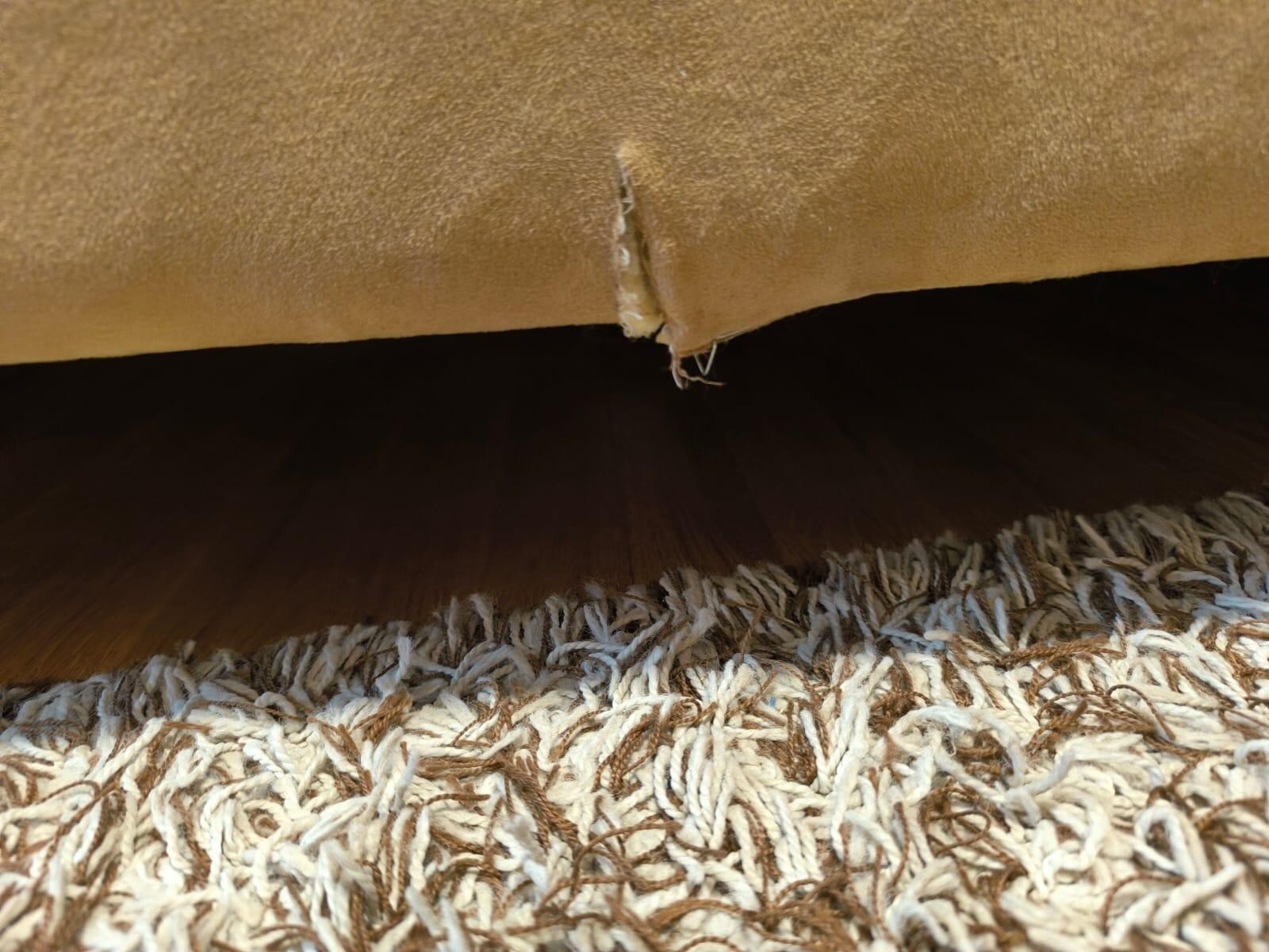 La madera de la base de cama rota, incluso el tapiz estaba roto.