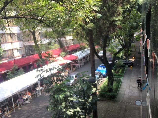 Vista da varanda do quarto para a rua, cheia de vida!