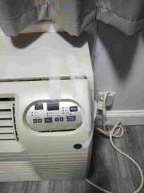 Ar condicionado remendado com fita crepe. Não funcionava