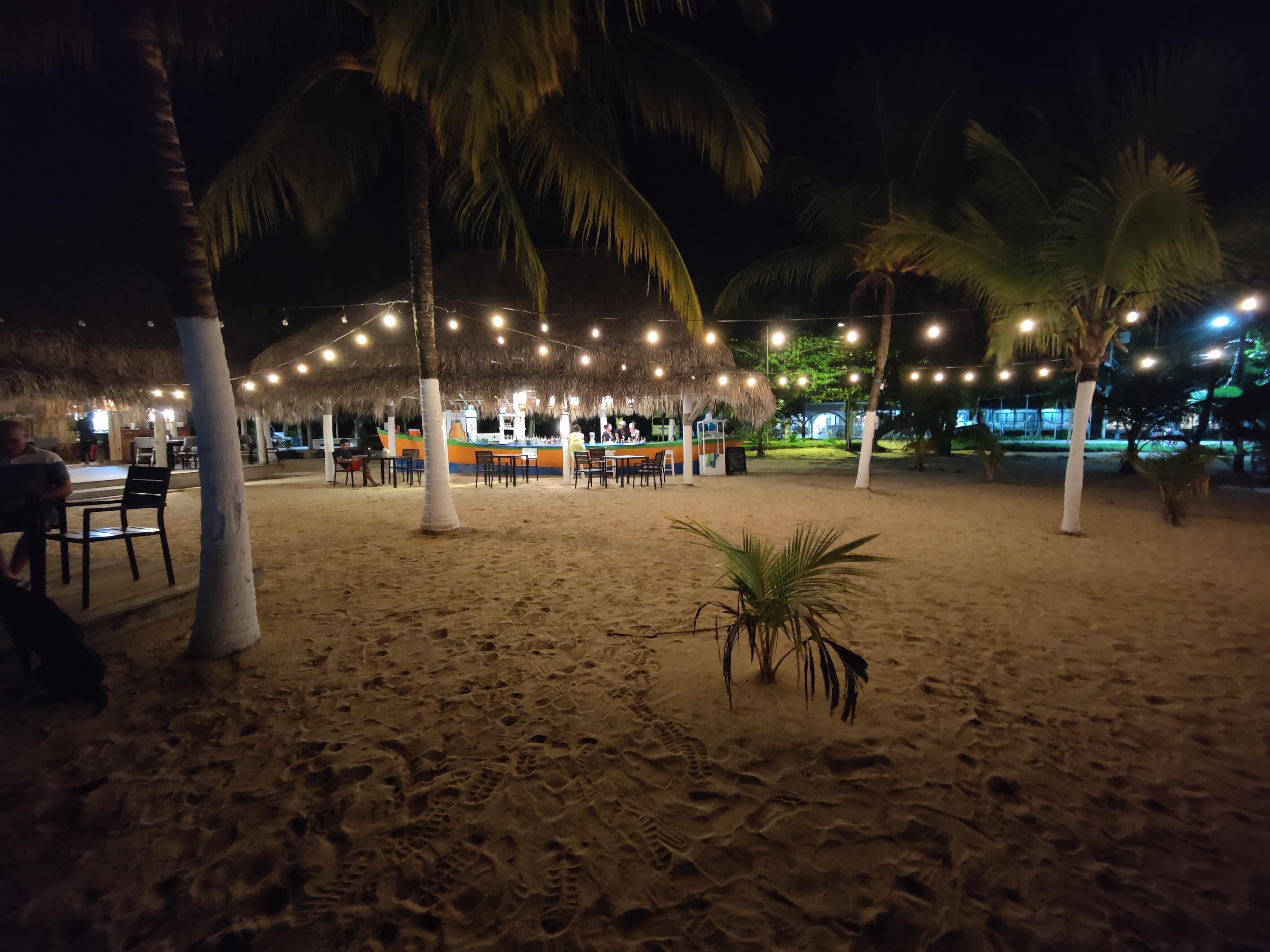 Vista desde la playa al restaurante y al fondo el Hotel.