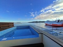 Η μικρή πισίνα στην βεράντα...