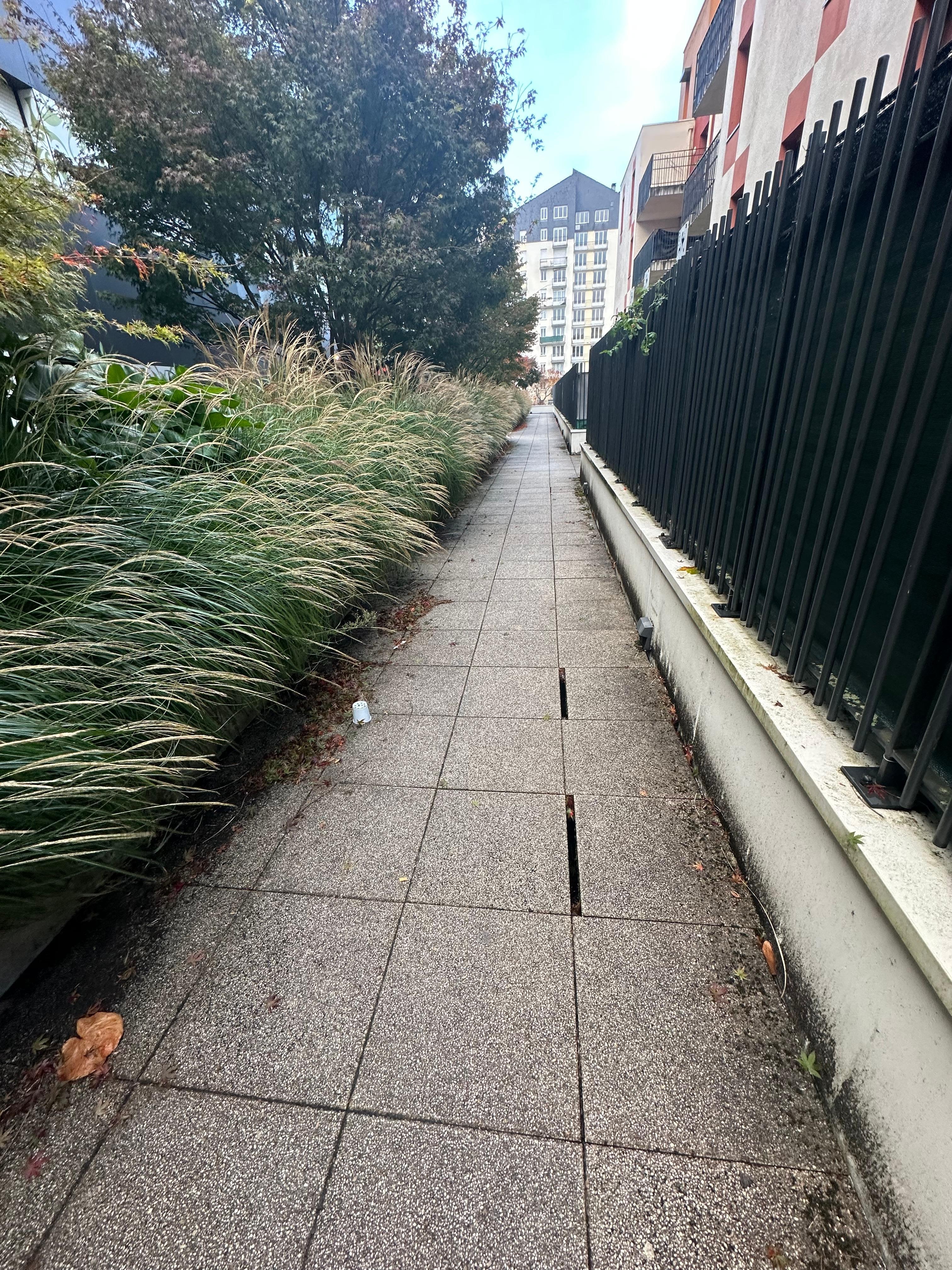 Trou entre les dalles assez espacées pour avoir un accident, et pas de lumière.