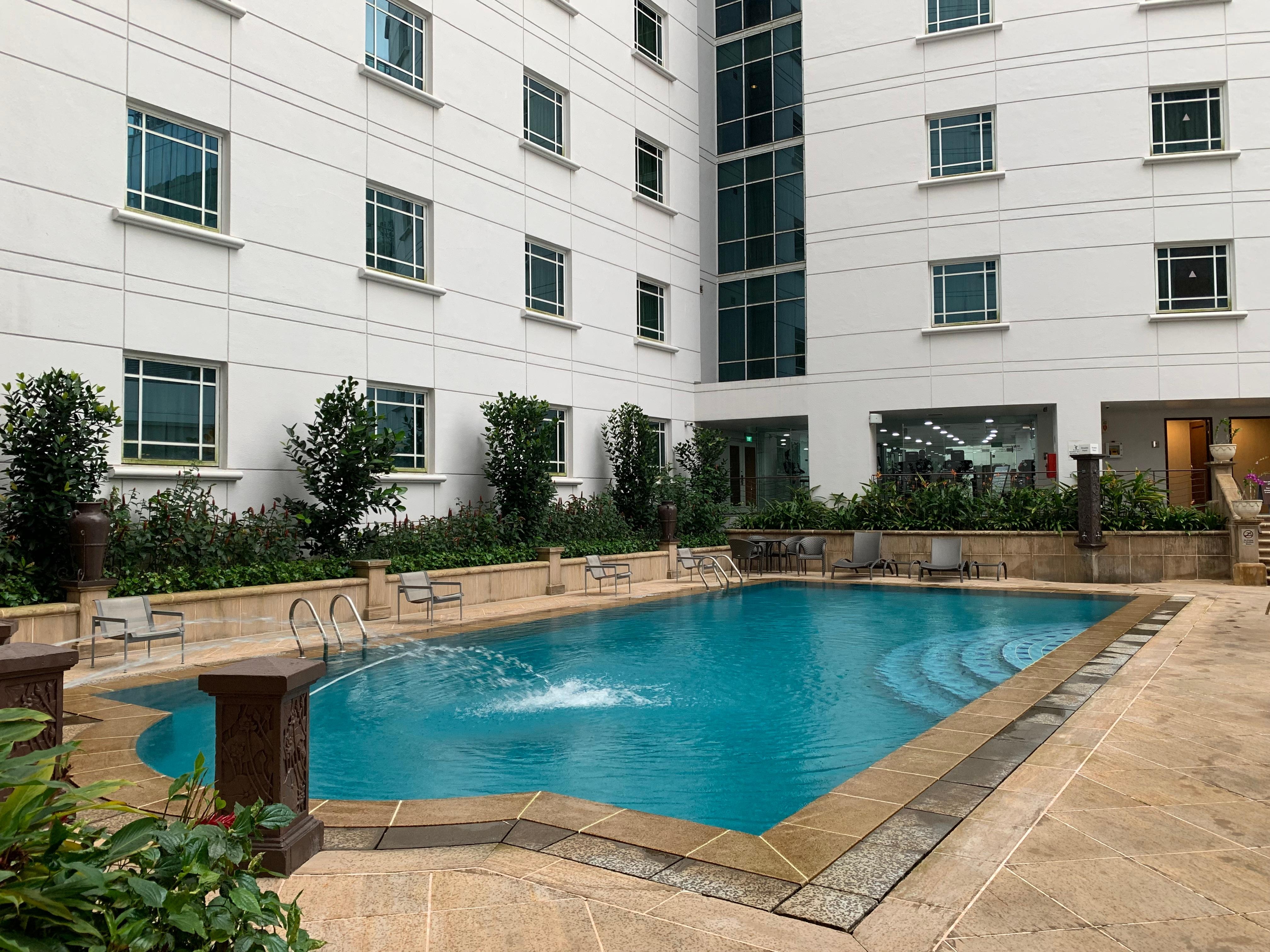 Swimming pool (and a working jacuzzi with powerful jet action, on the right side, not in the actual picture)