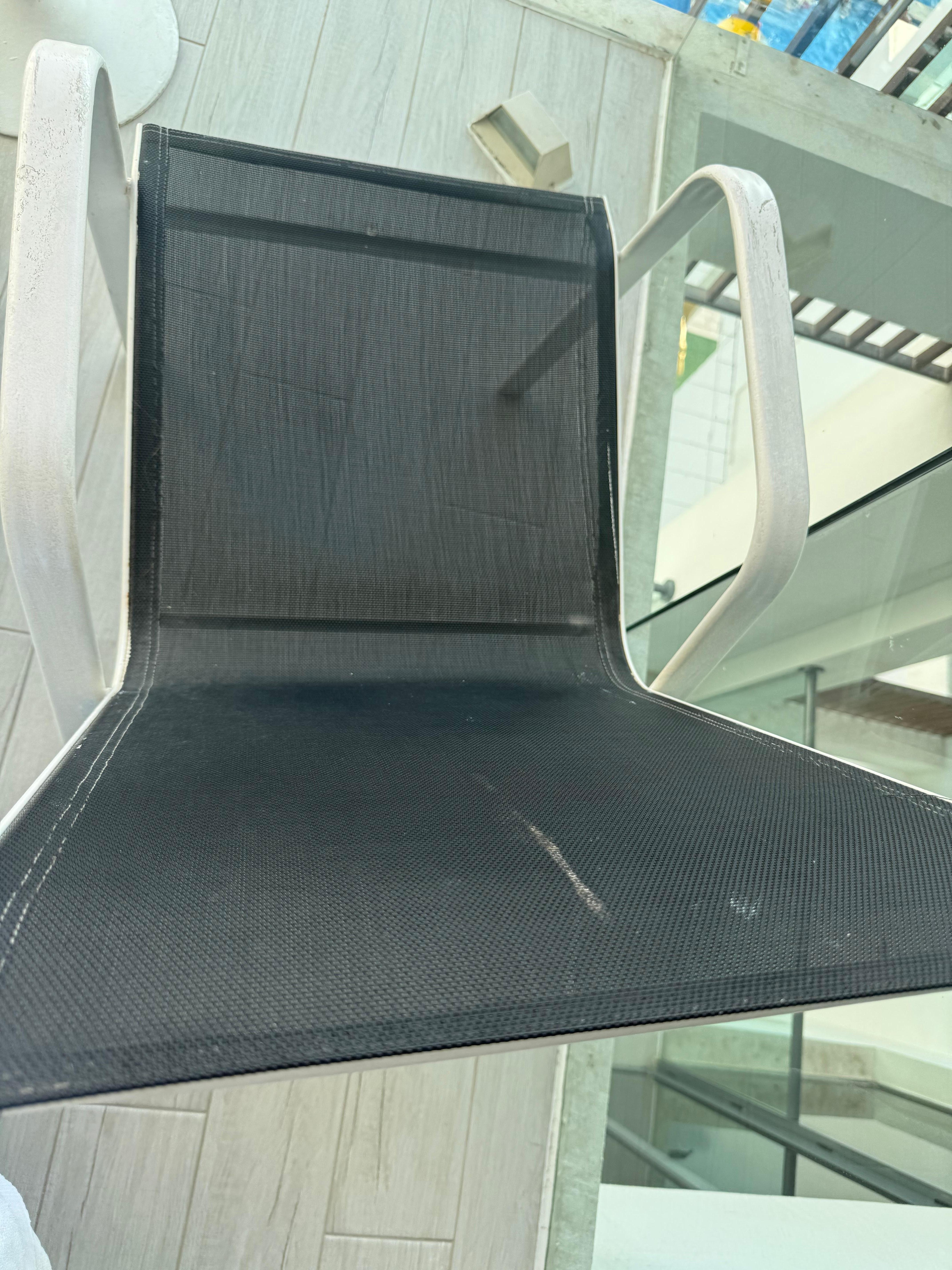 Stühle voller Vogelkacke 