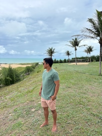 Área externa é ampla, piscina é muito boa! Tem acesso direto para a praia.