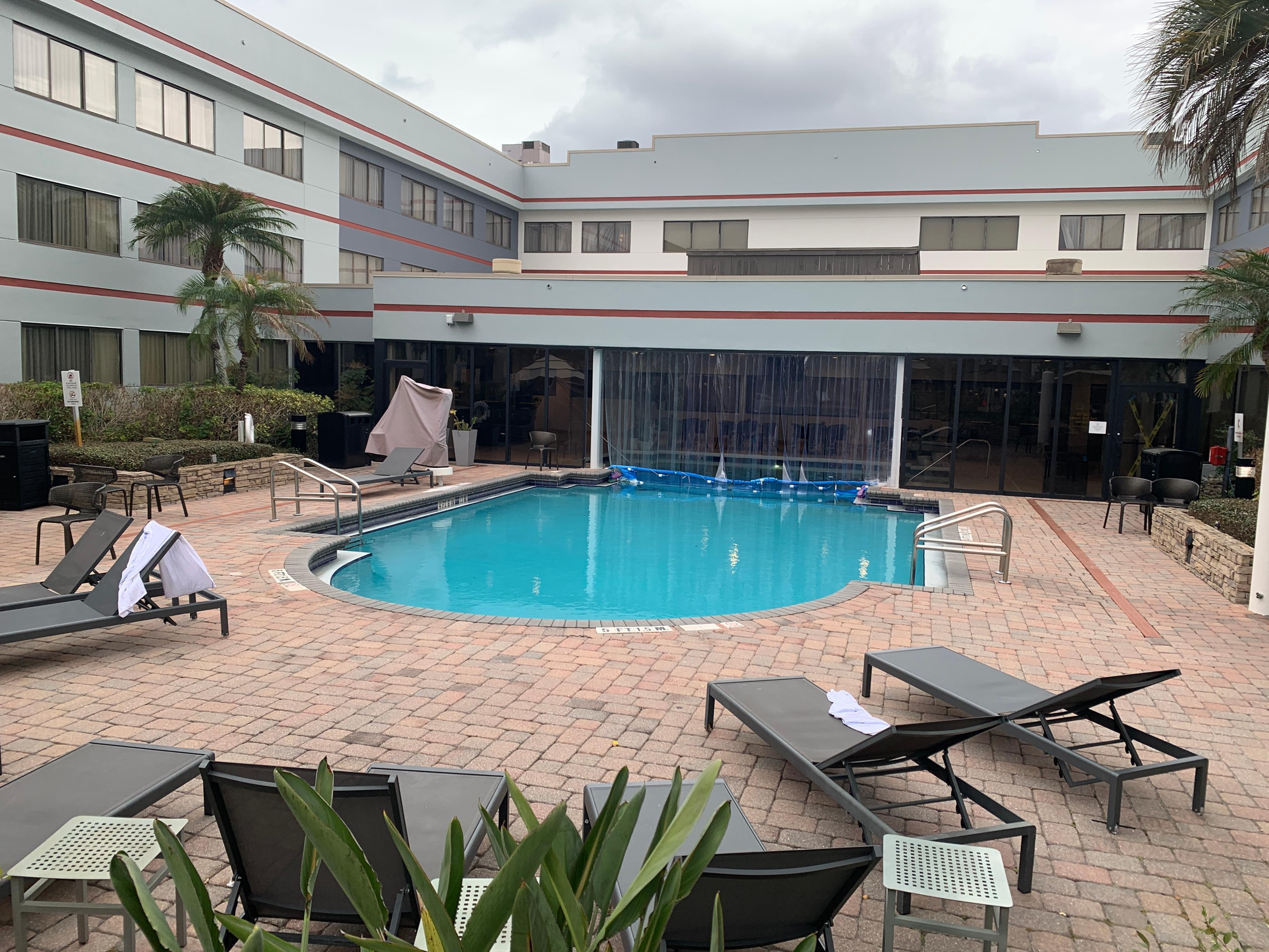 ホテルのプール