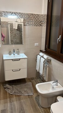 Banheiro limpo e confortável