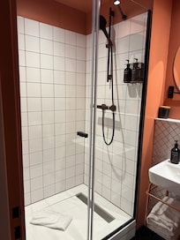 Lovely shower with adjustable head and temperature control