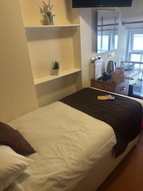 Single room with en suite