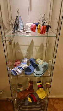 Strumporna är stickade för hand och är till salu, helt förtjusande fina.