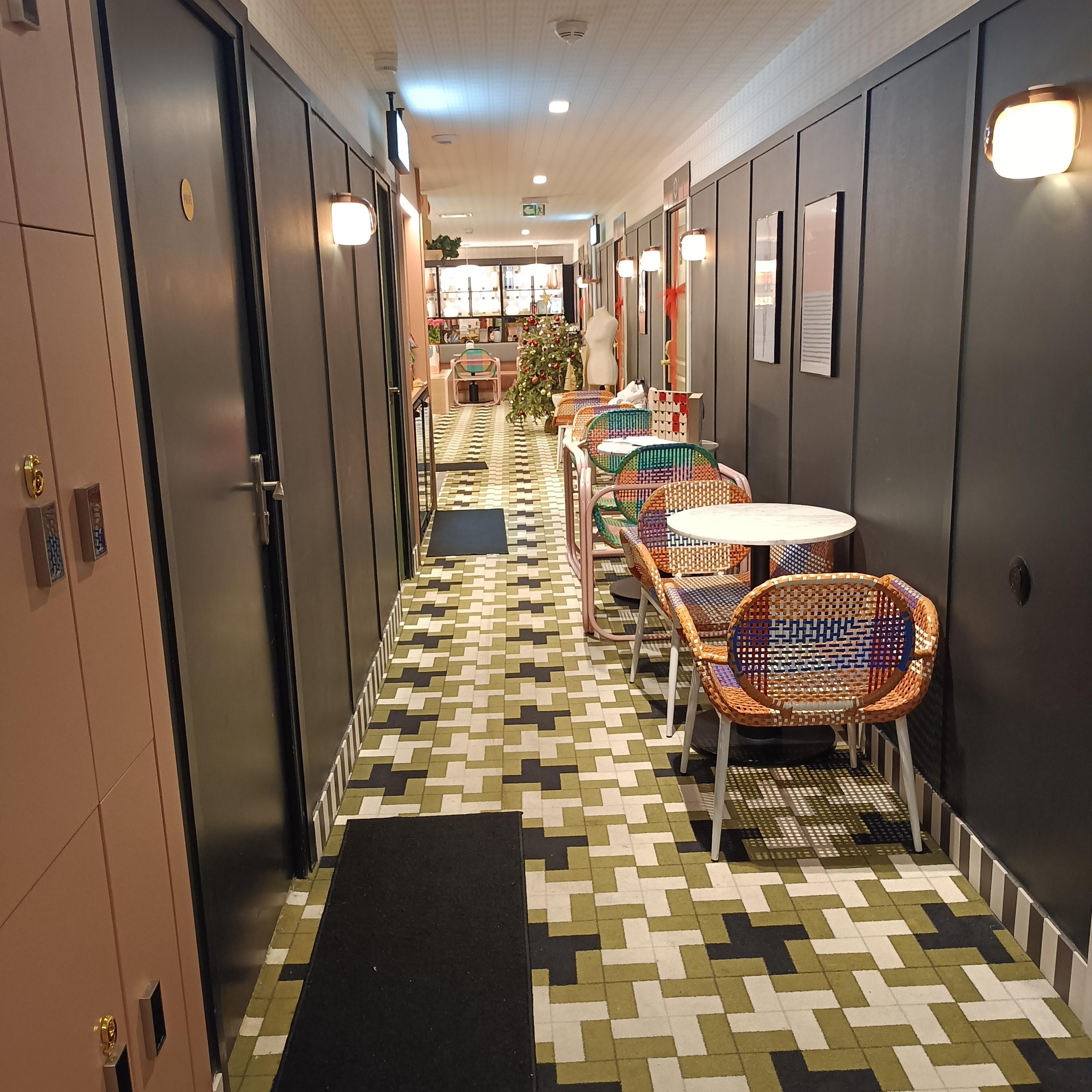 Il corridoio che porta alla reception