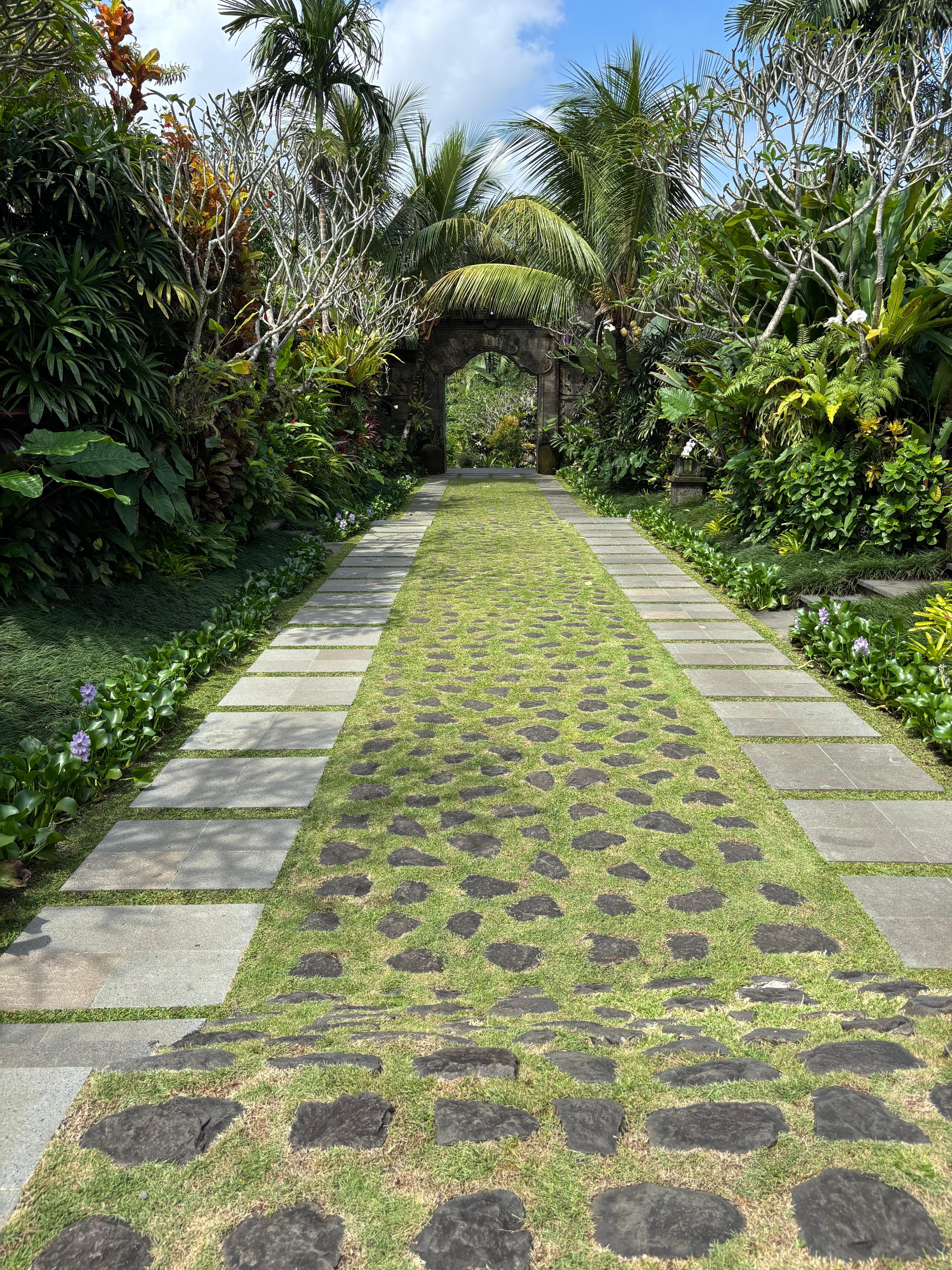 Pathway to the restaurant from the lobby 