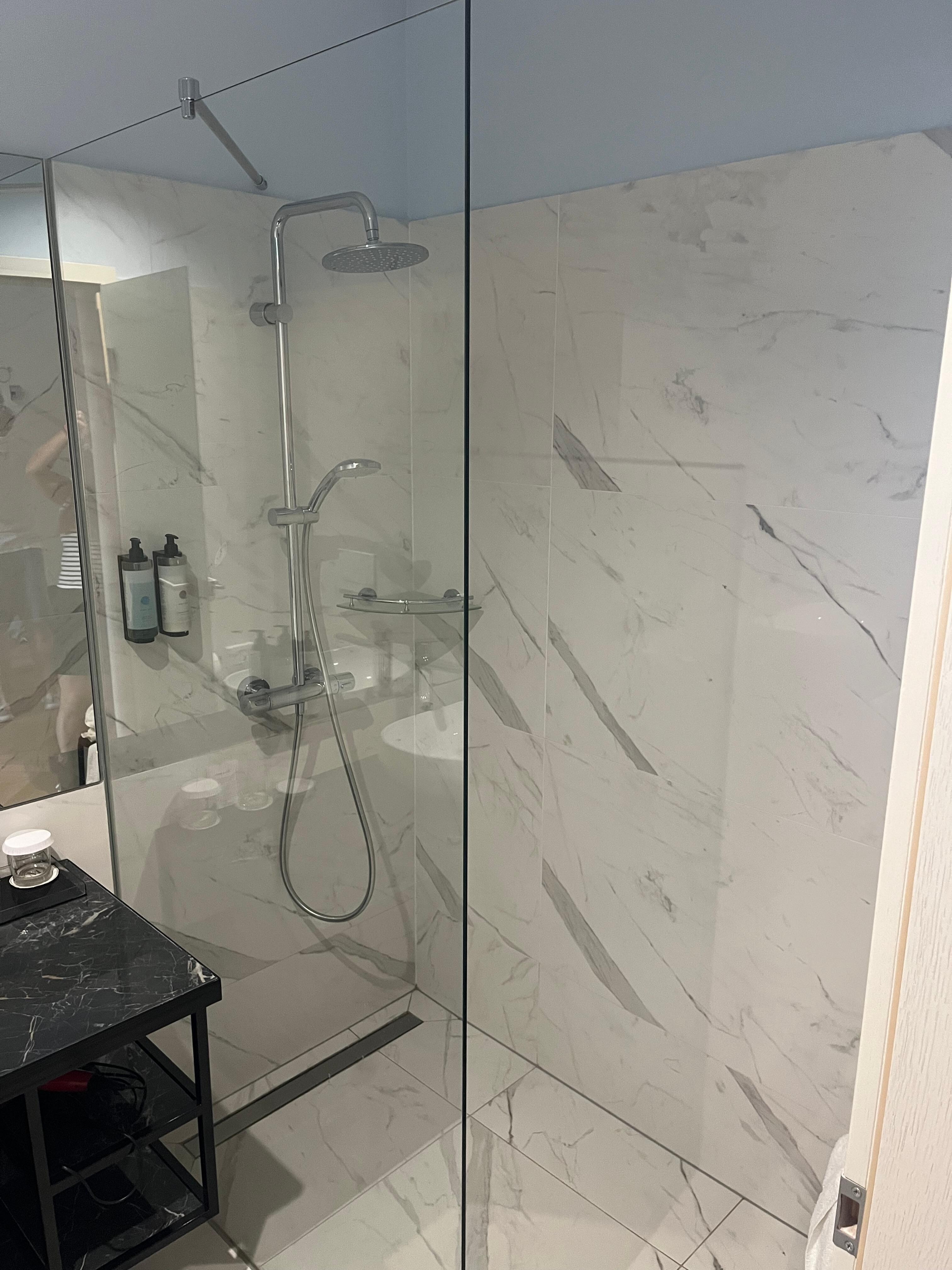 Not enough hooks for the towels and no dryer line for swimsuits. Decor is very modern! 