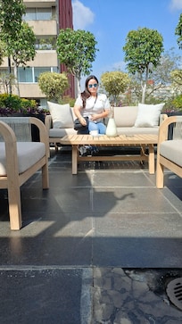 la terraza es linda y cómoda, el ambiente es agradable y se puede desayunar comodamente ahí.