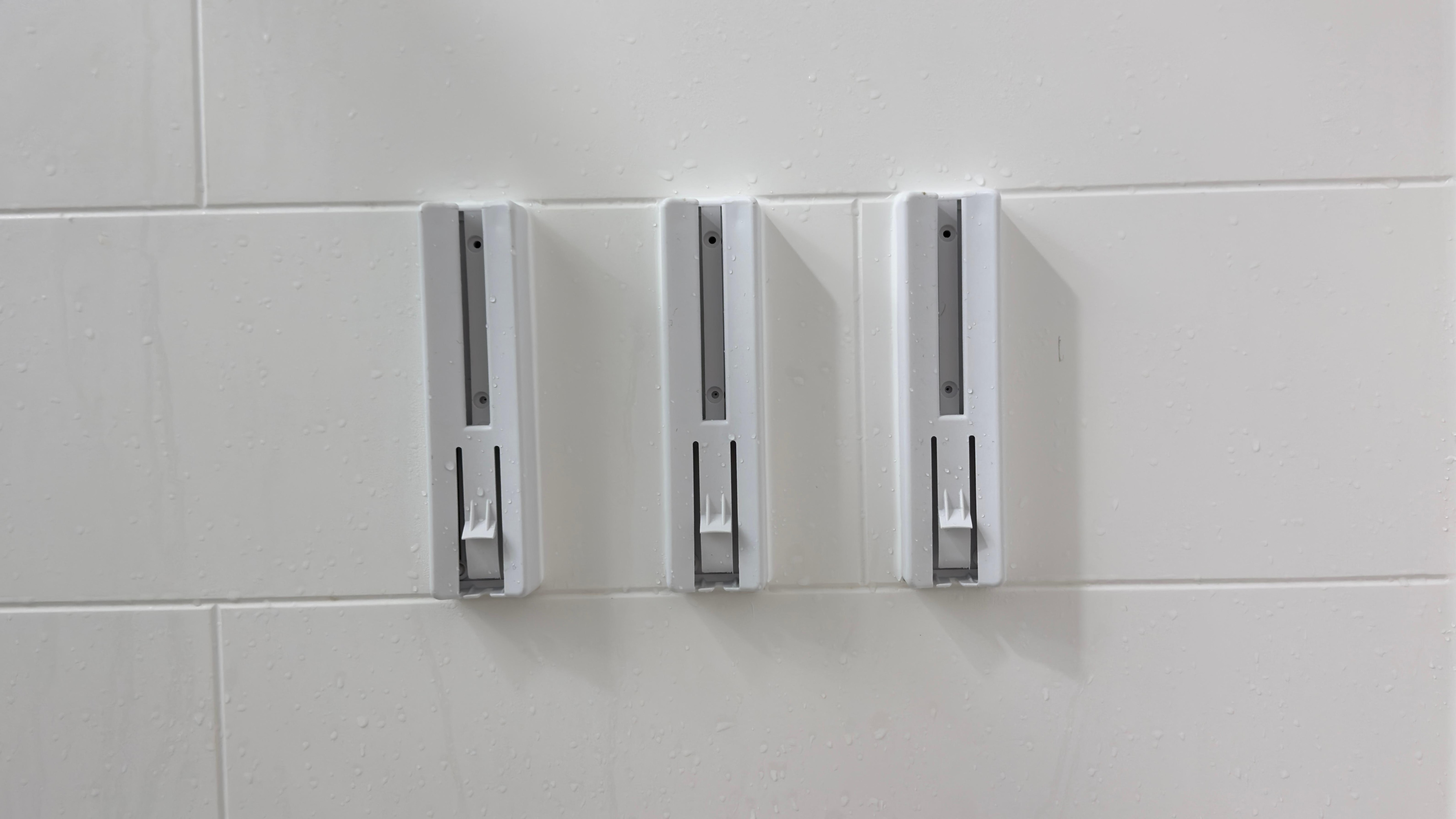 Sin contenedores de insumos de baño y proporcionando un solo mini jabón y una onza de shampoo