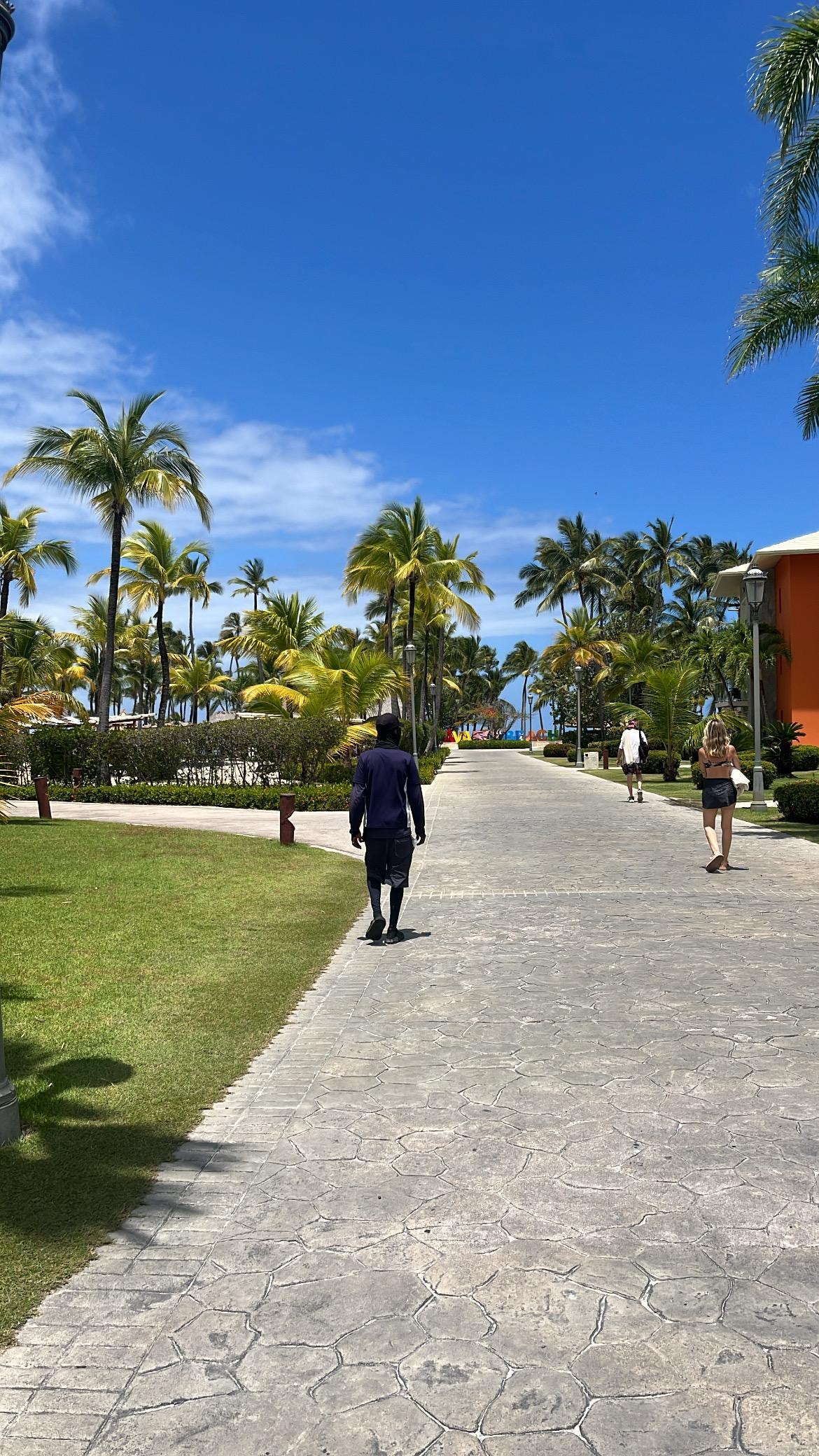 Vista do caminho para a piscina Barcelo Palace. 