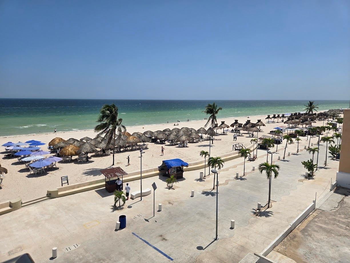 Vista parcial del mar desde la habitación en tercer piso.