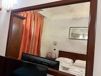 Quarto com espelho manchado