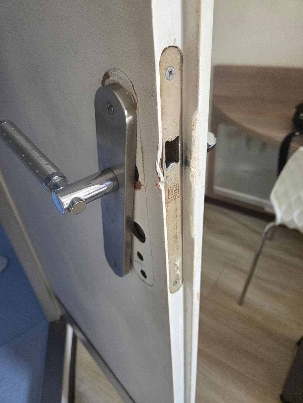 Porte des toilettes HS