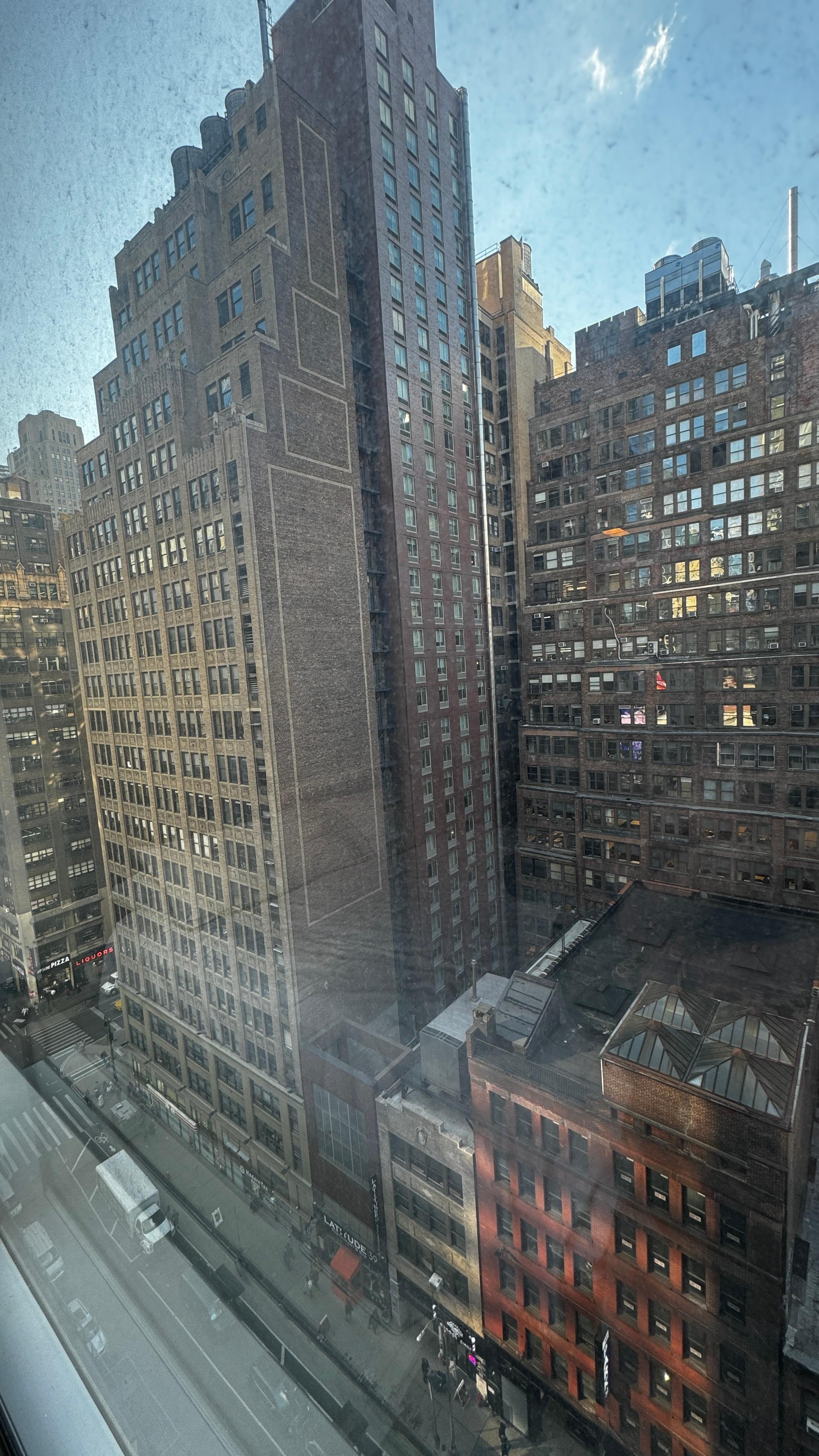 Foto tirada de dentro do quarto para a rua.