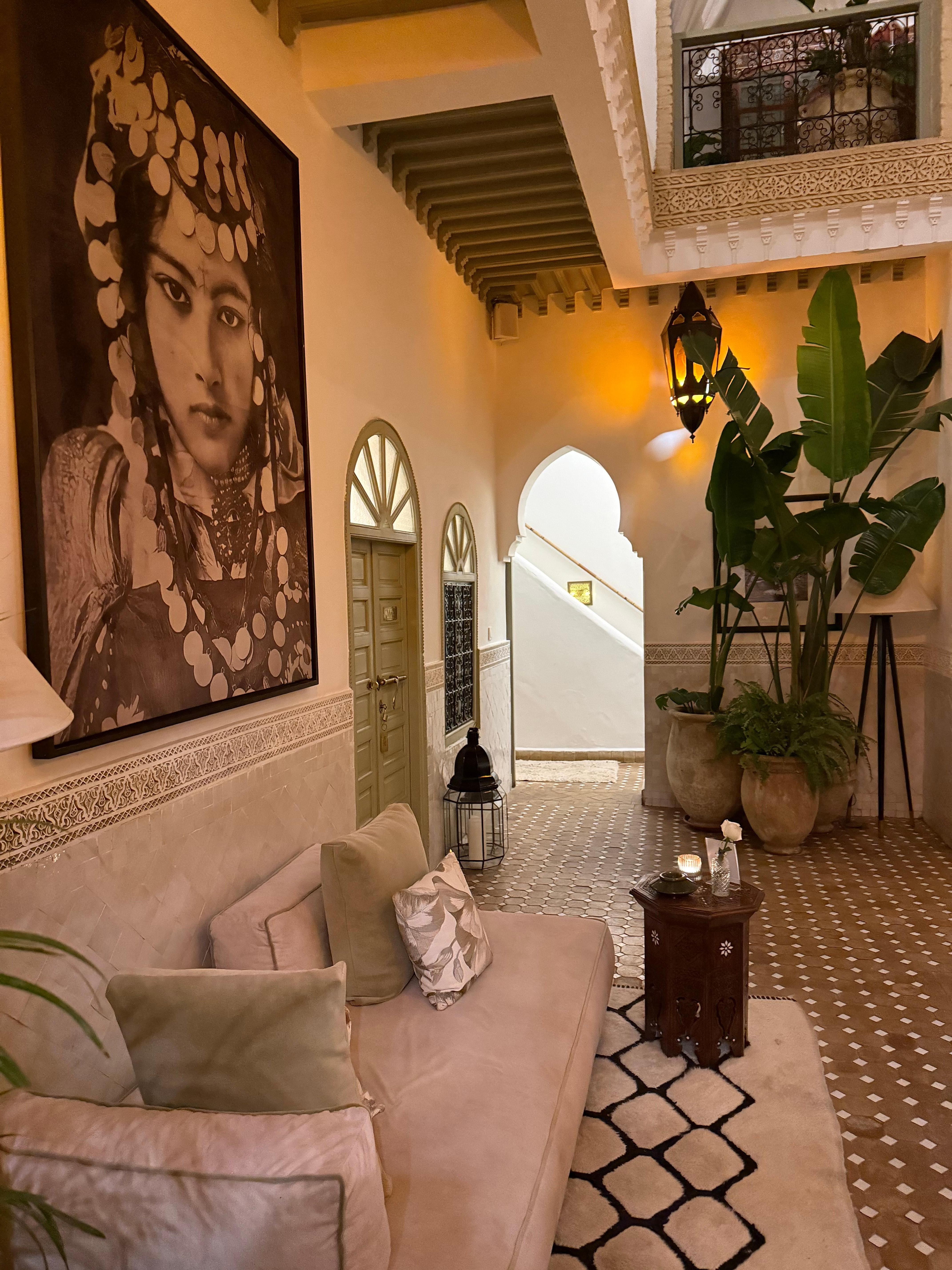 Chambre Ground Floor: éclairée toute la nuit, non insonorisée, donnant sur l’entrée. 