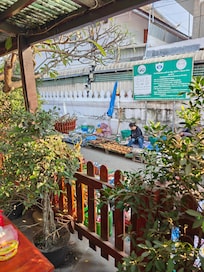 Udsigten fra hotellets terrasse til morgenmarked.
Hyggelig summen fra markedet. Overhovedet ikke larmende eller forstyrrende.