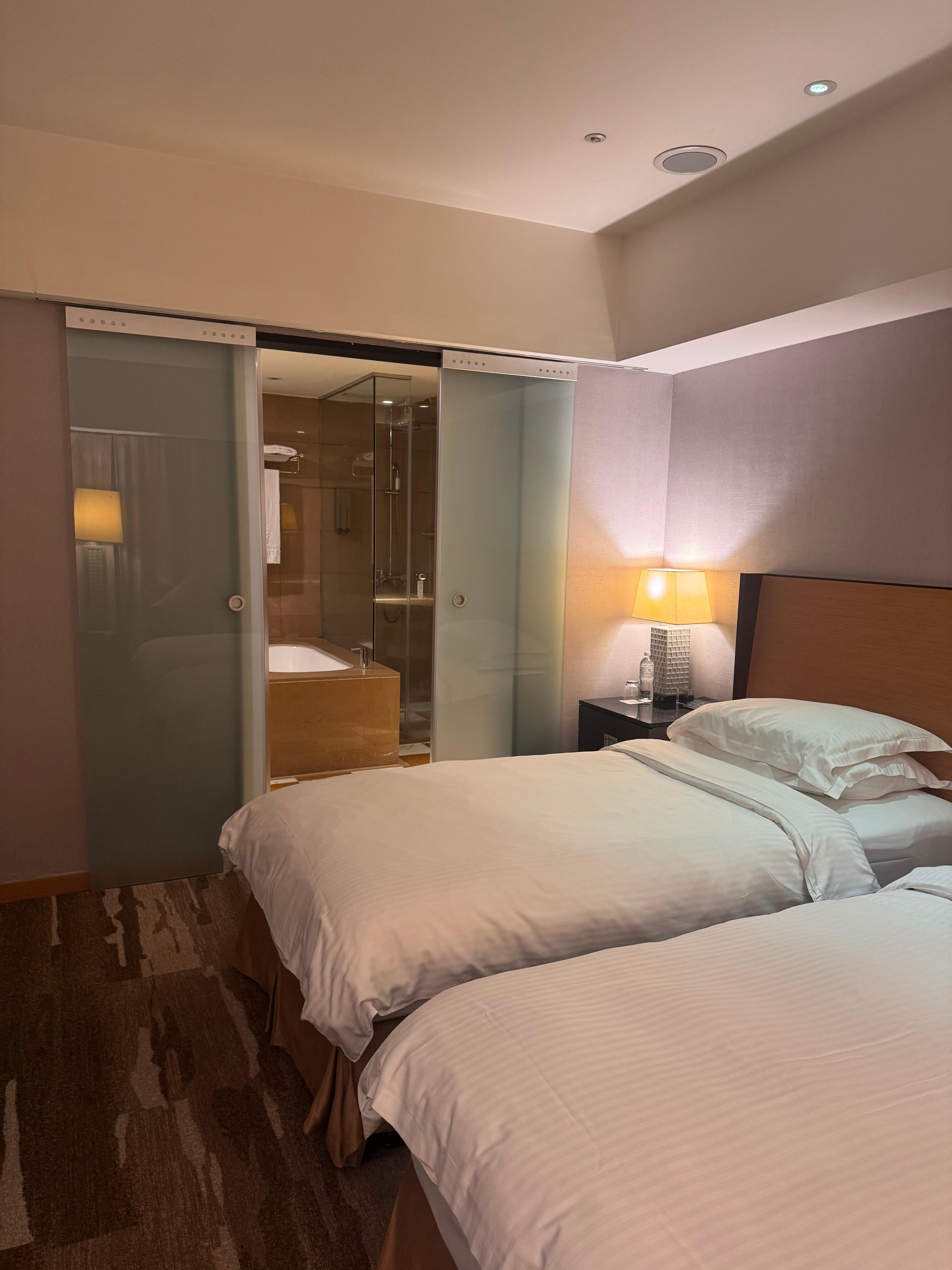 ベッドとユニットバスの配置