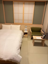 房間,大行李箱勉強可打開。