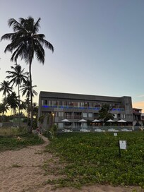 O hotel visto da praia
