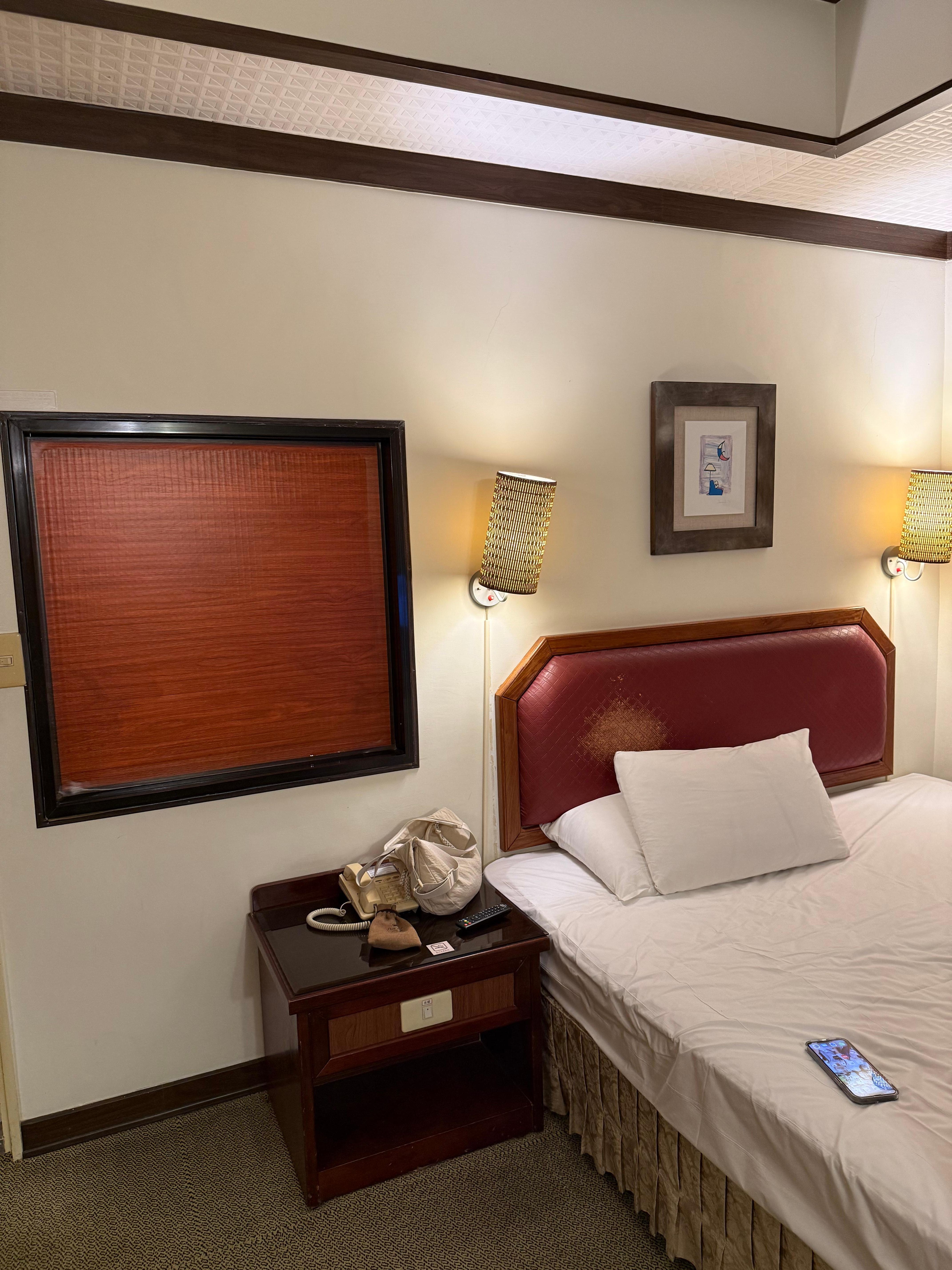 床頭完全沒有任何插座。