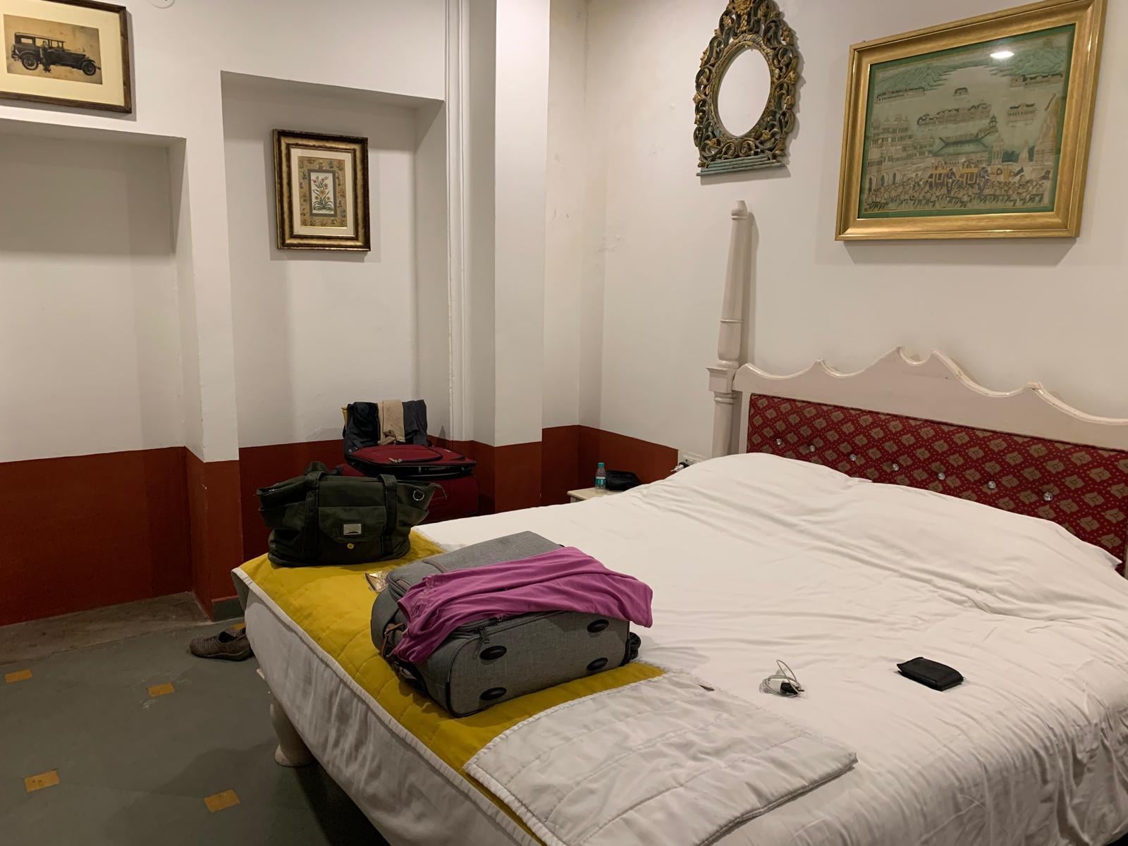 No windows, no place to put bags, no table, safe does not work, no ventilation, phone does not work, floor dirty