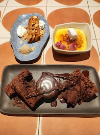 In due abbiamo preso tre dolci, tutti eccellenti.
Panchineta con caramello salato, crema catalana con gelato di mango e lamponi, ossessione per il cioccolato