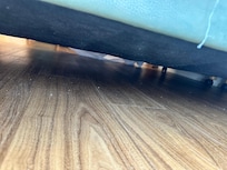 Muita poeira em baixo da cama.
