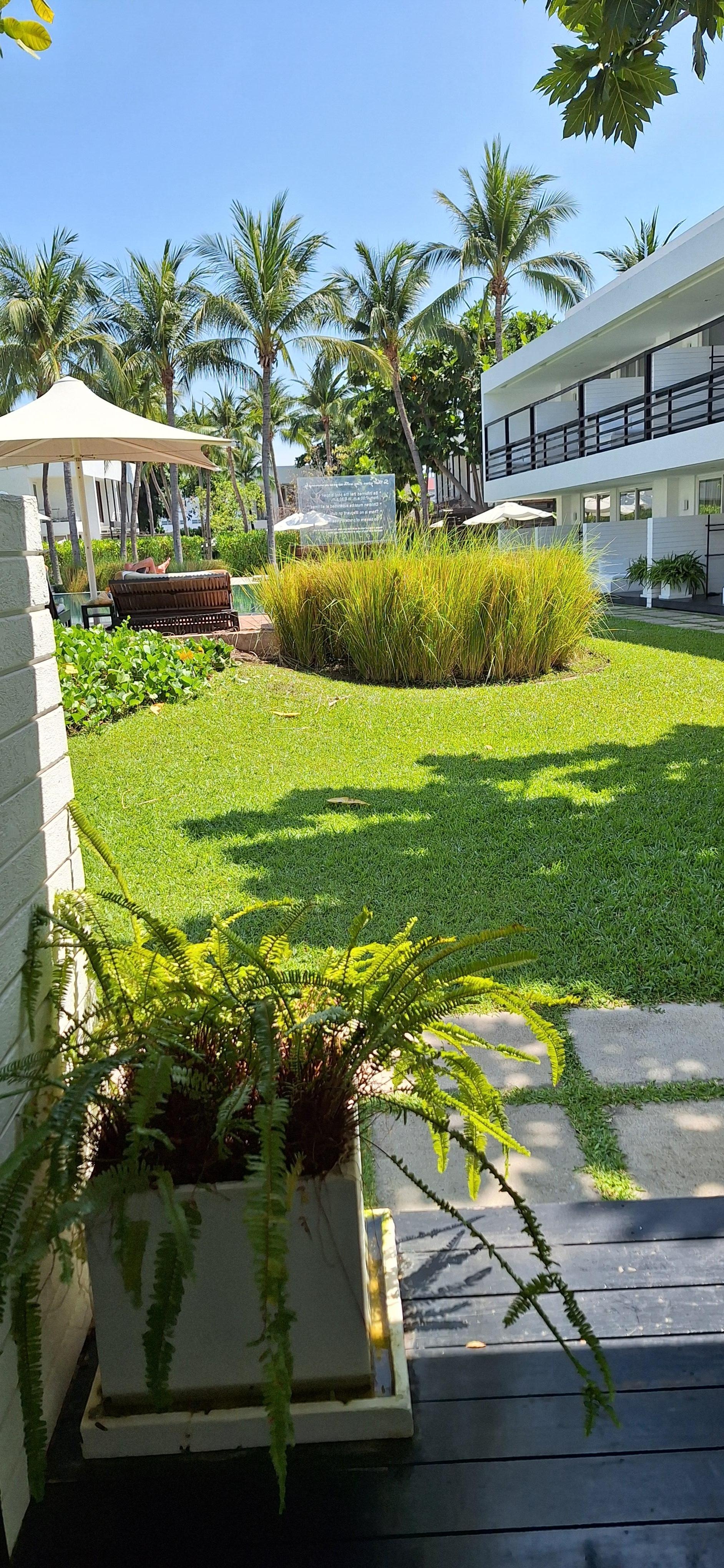 Näkymä altaalle terassilta