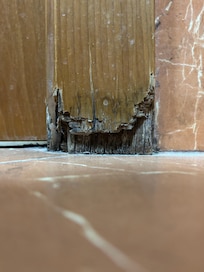 Rum 2, inne på toaletten.