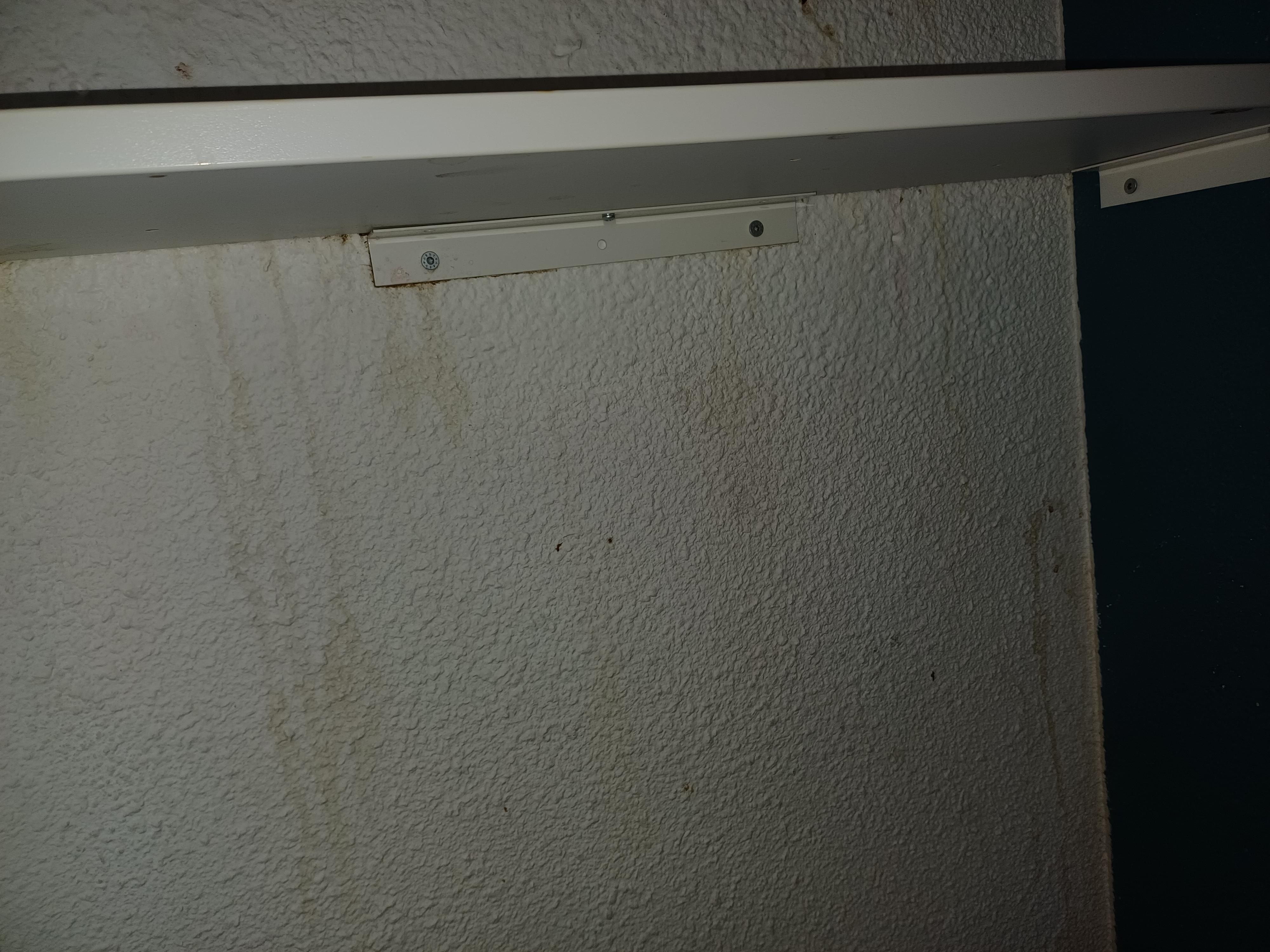 Coulure de salissure sur les murs se qui est inadmissible 