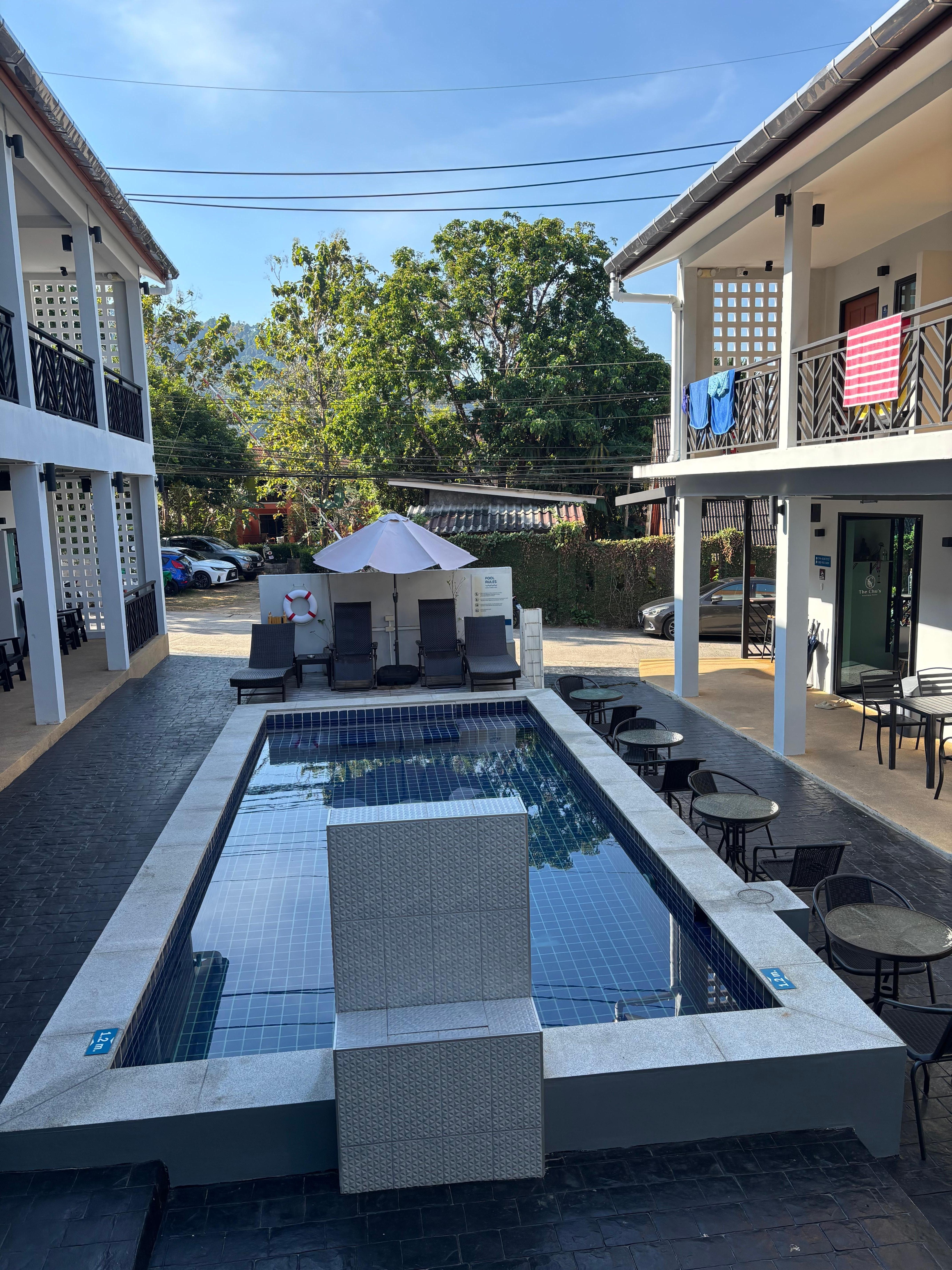 Pool and common area. 