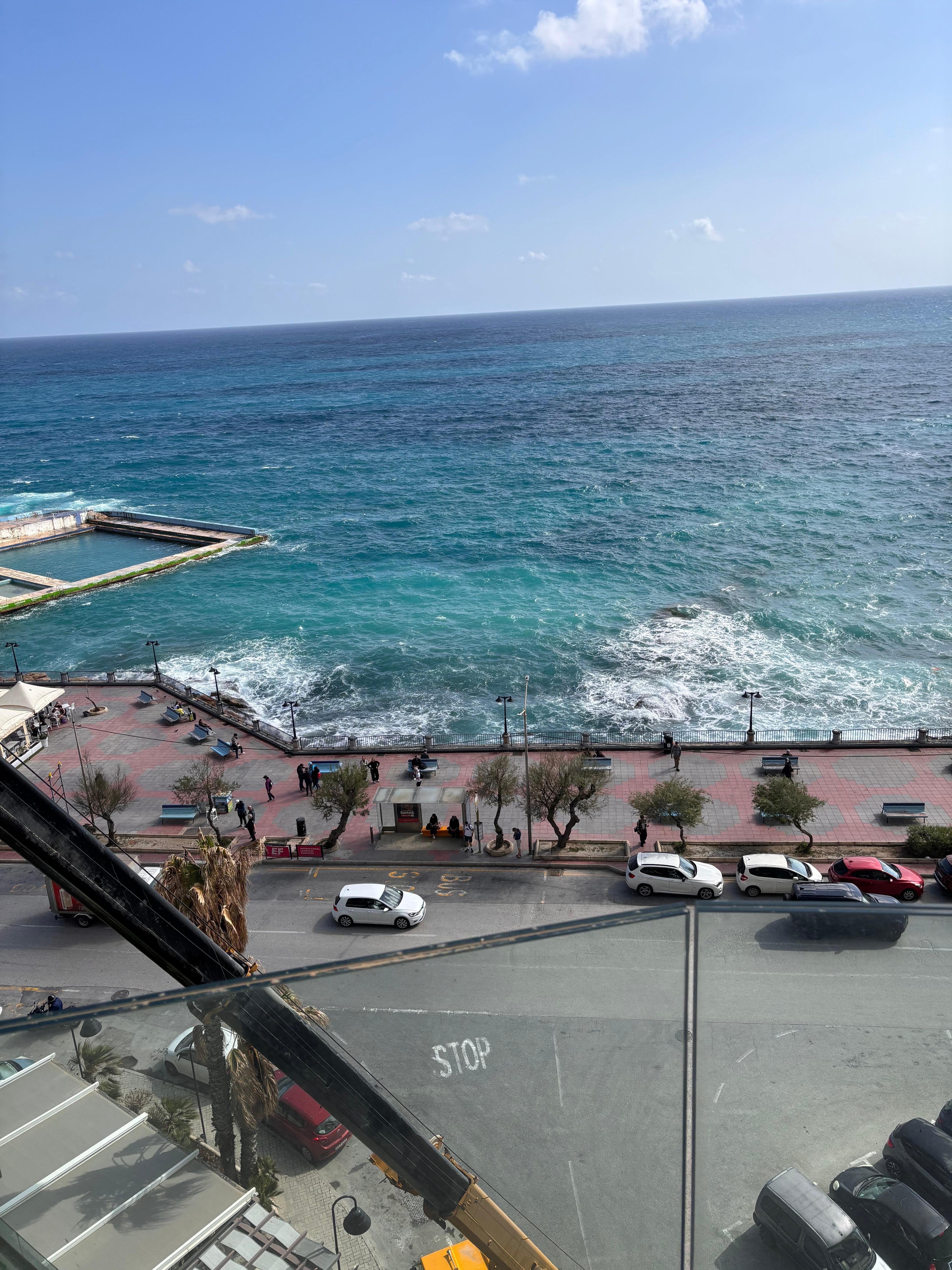 Vue mer, également côté route assez bruyant 