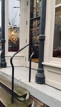 Loved private entrance! Need to be buzzed in so no one can just walk in!