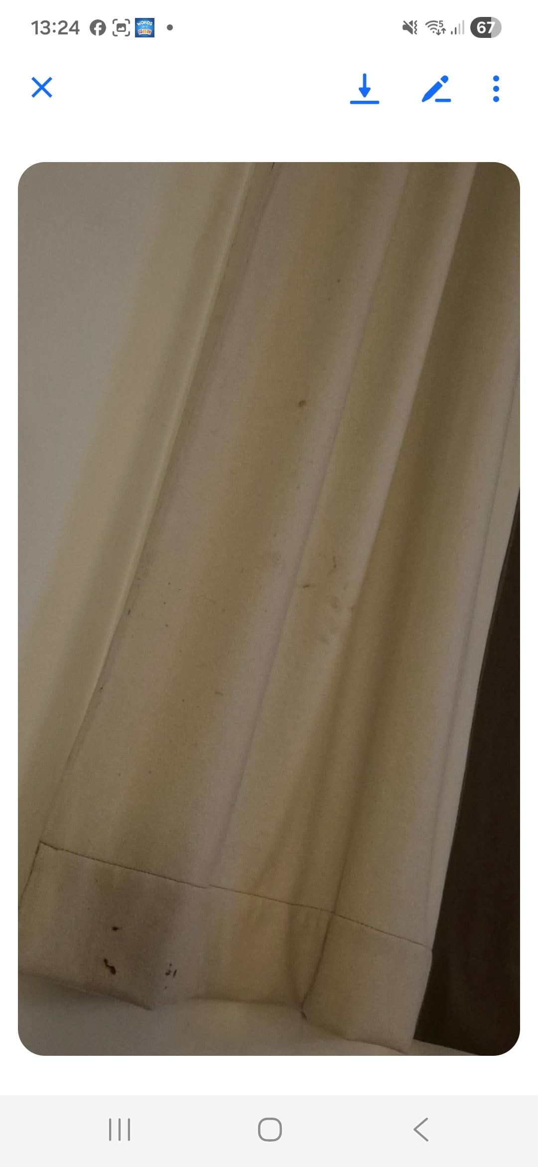 Fotade bara gardinerna, ville inte spendera mer tid än nödvändigt där.