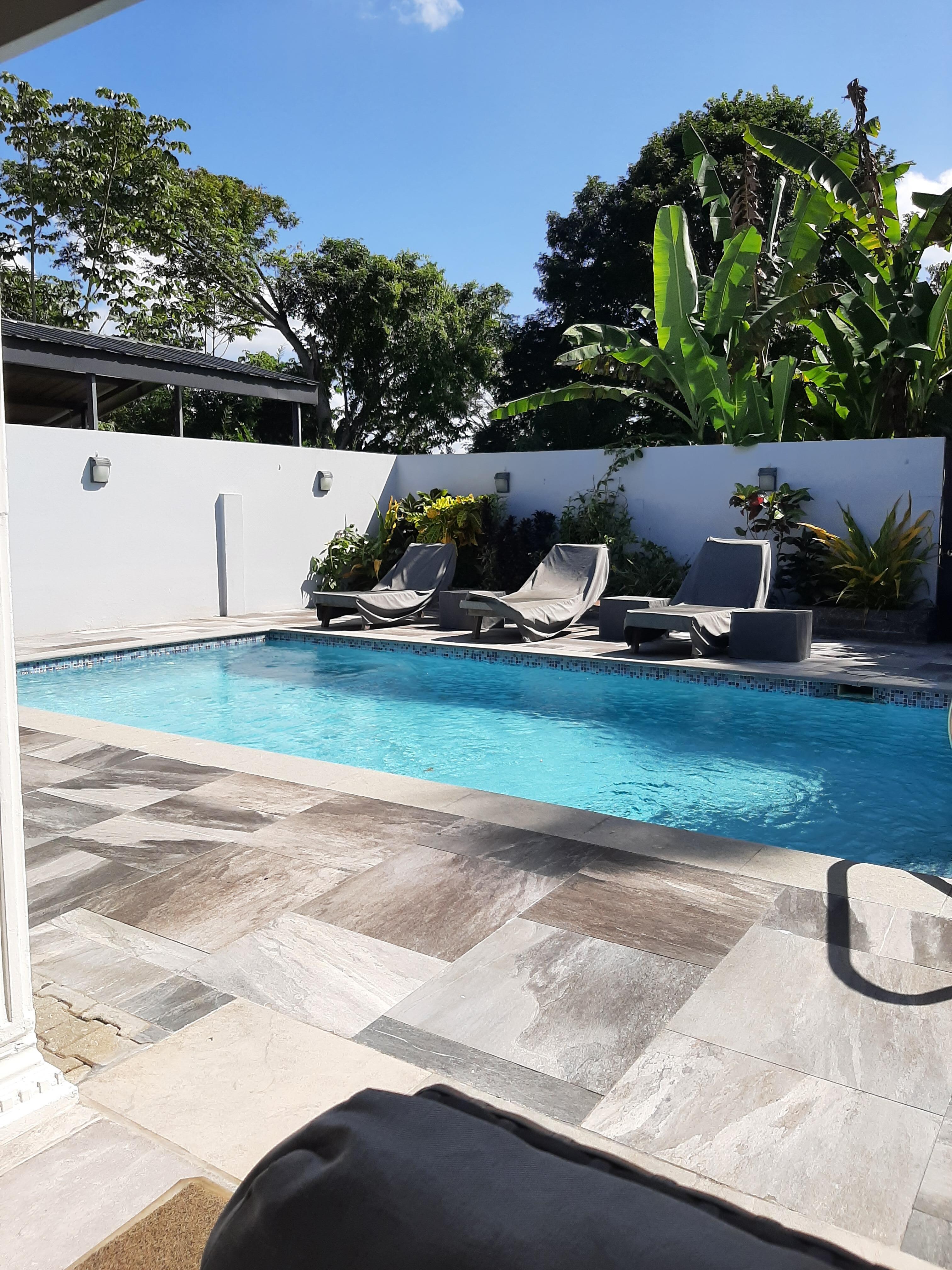 Blitzsauberer und einladende Pool