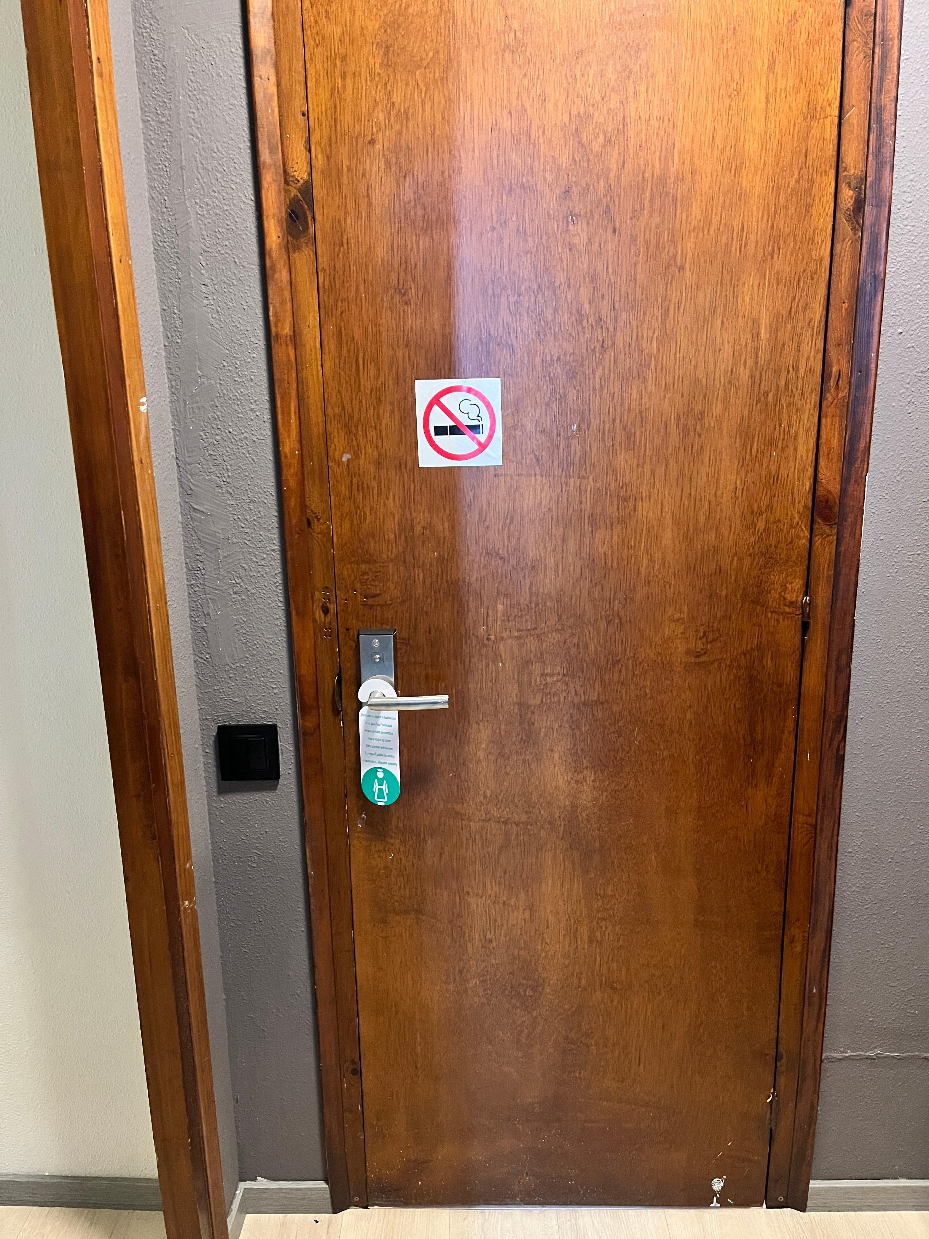 Puerta con más imagen. No hay pestillo de seguridad 