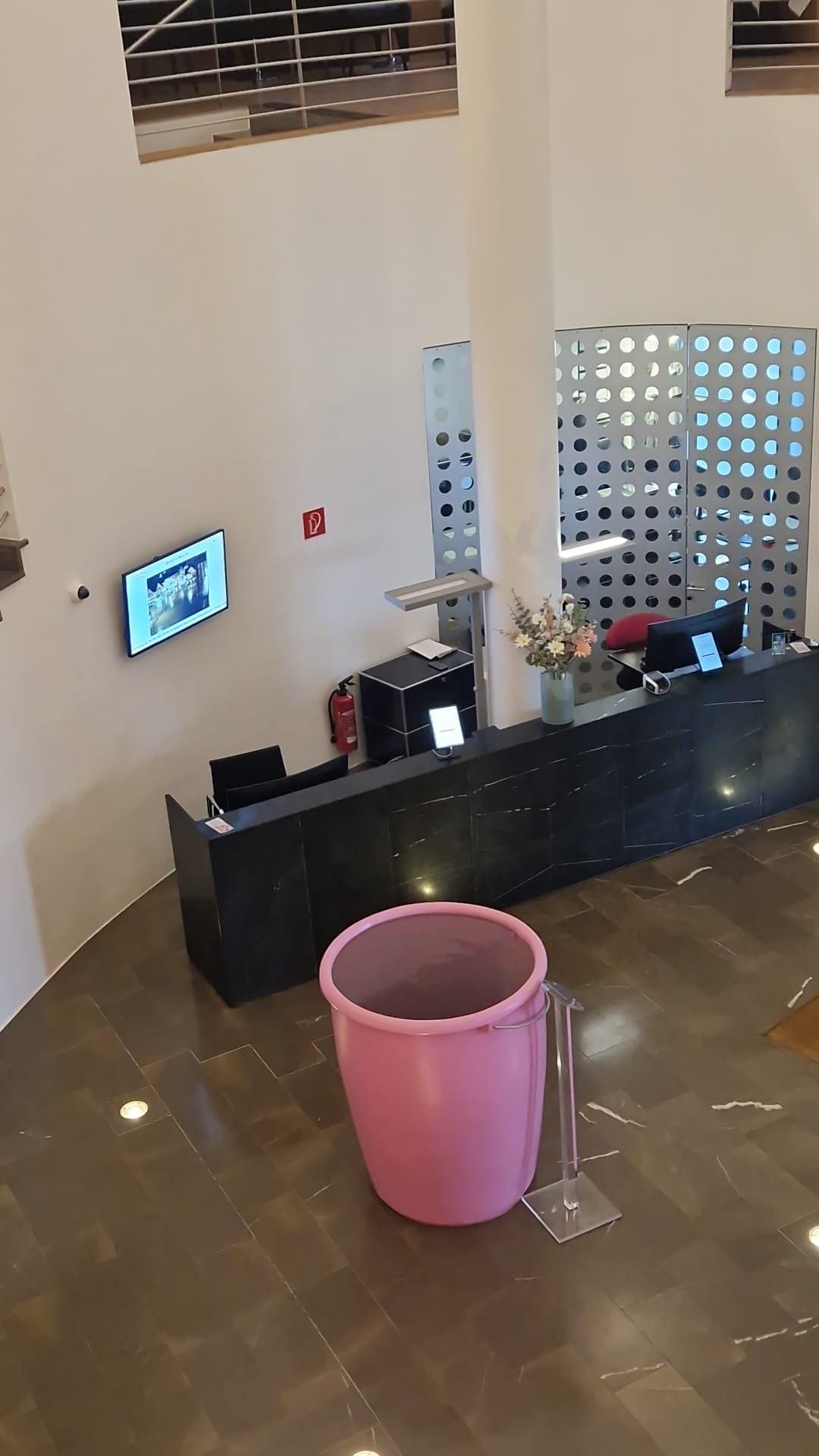 Die signature skulptur in der Lobby