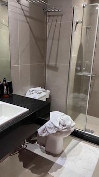 Sem limpeza no banheiro e falta de reposição dos itens de higiene.
