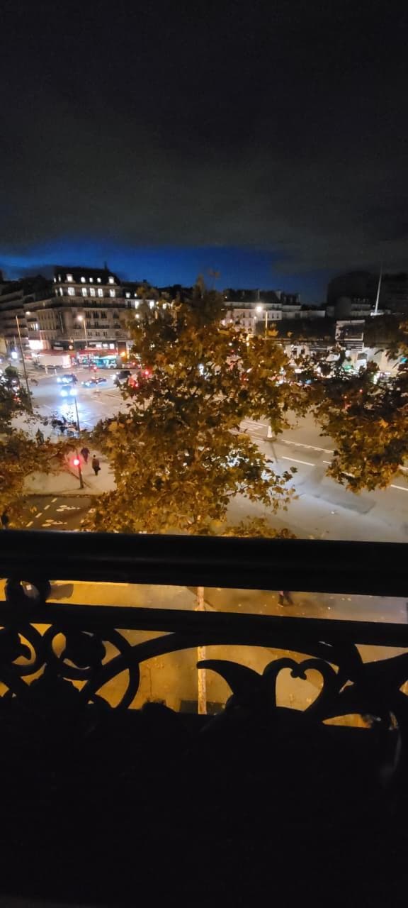 Vista da sacada do nosso quarto. Detalhe: NÃO tem varanda. A grade é colada à janela. 