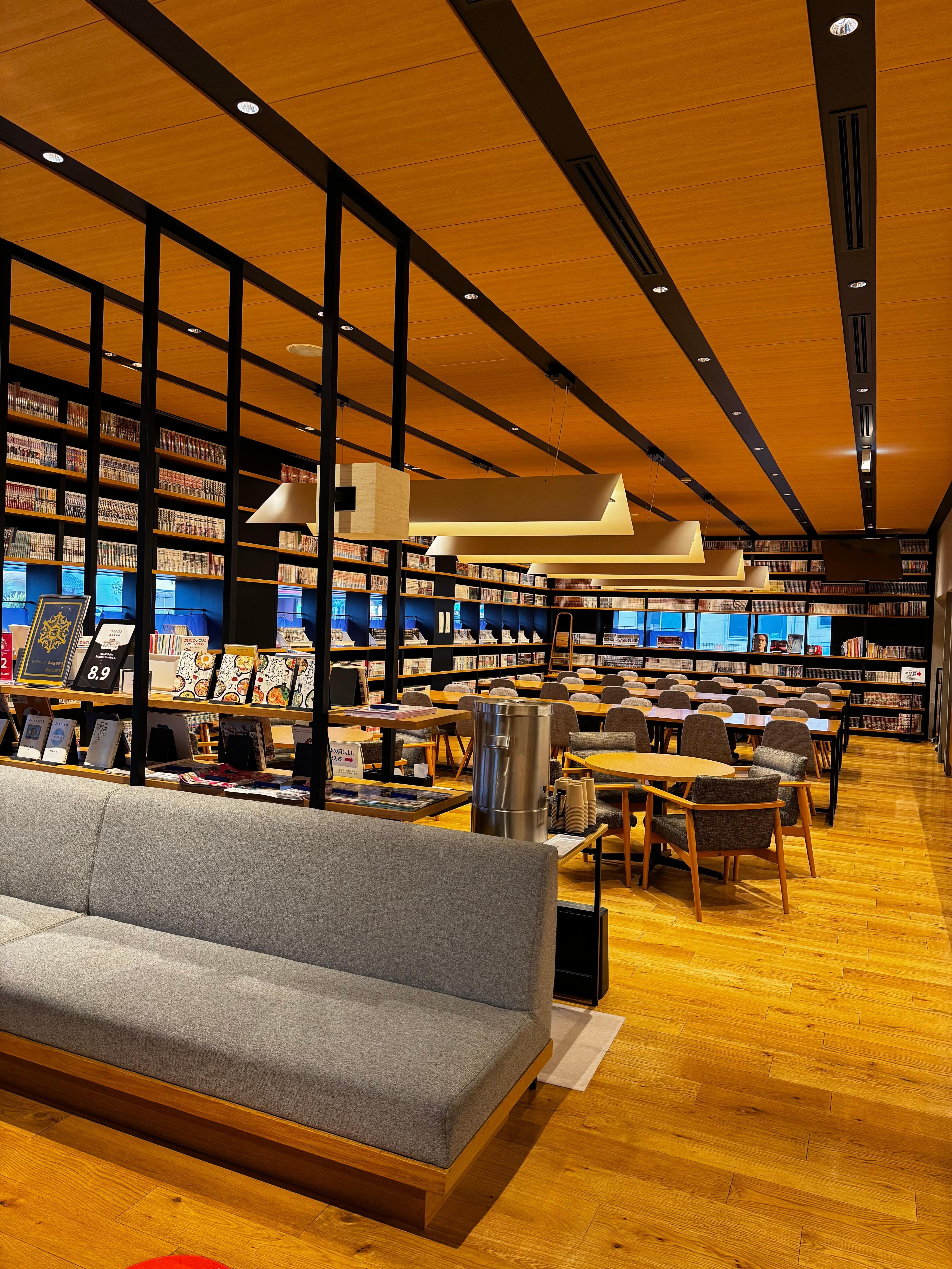 Hotel lobby/breakfast area