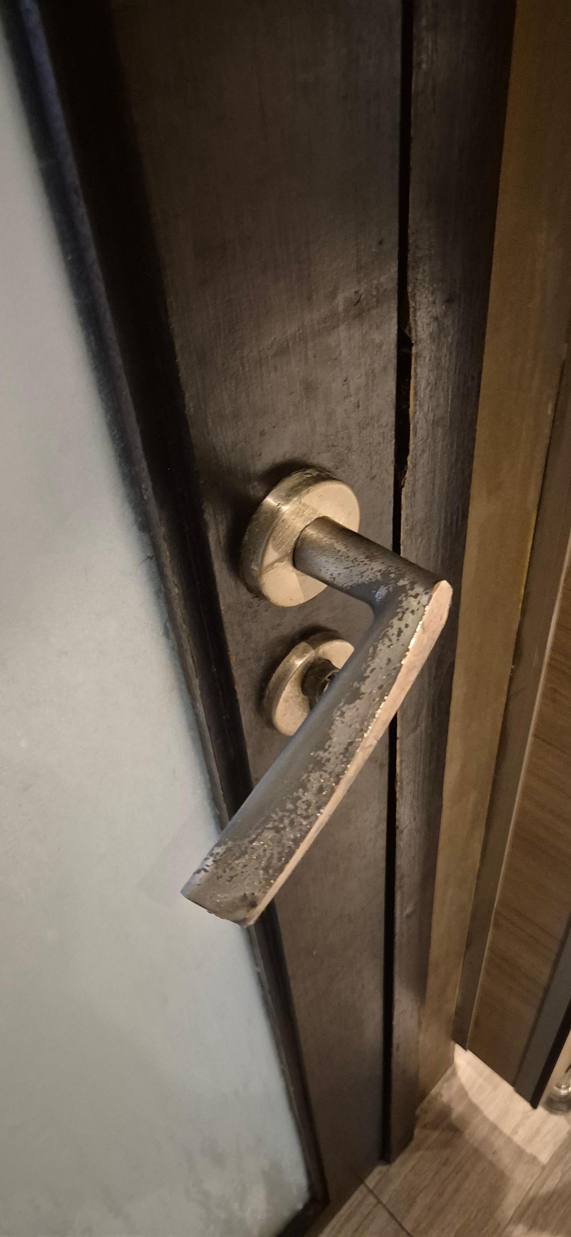 Worn out door handle in lobby men's toilet. Indicative of the level of wear of the property. Refurbishment would be welcome. 