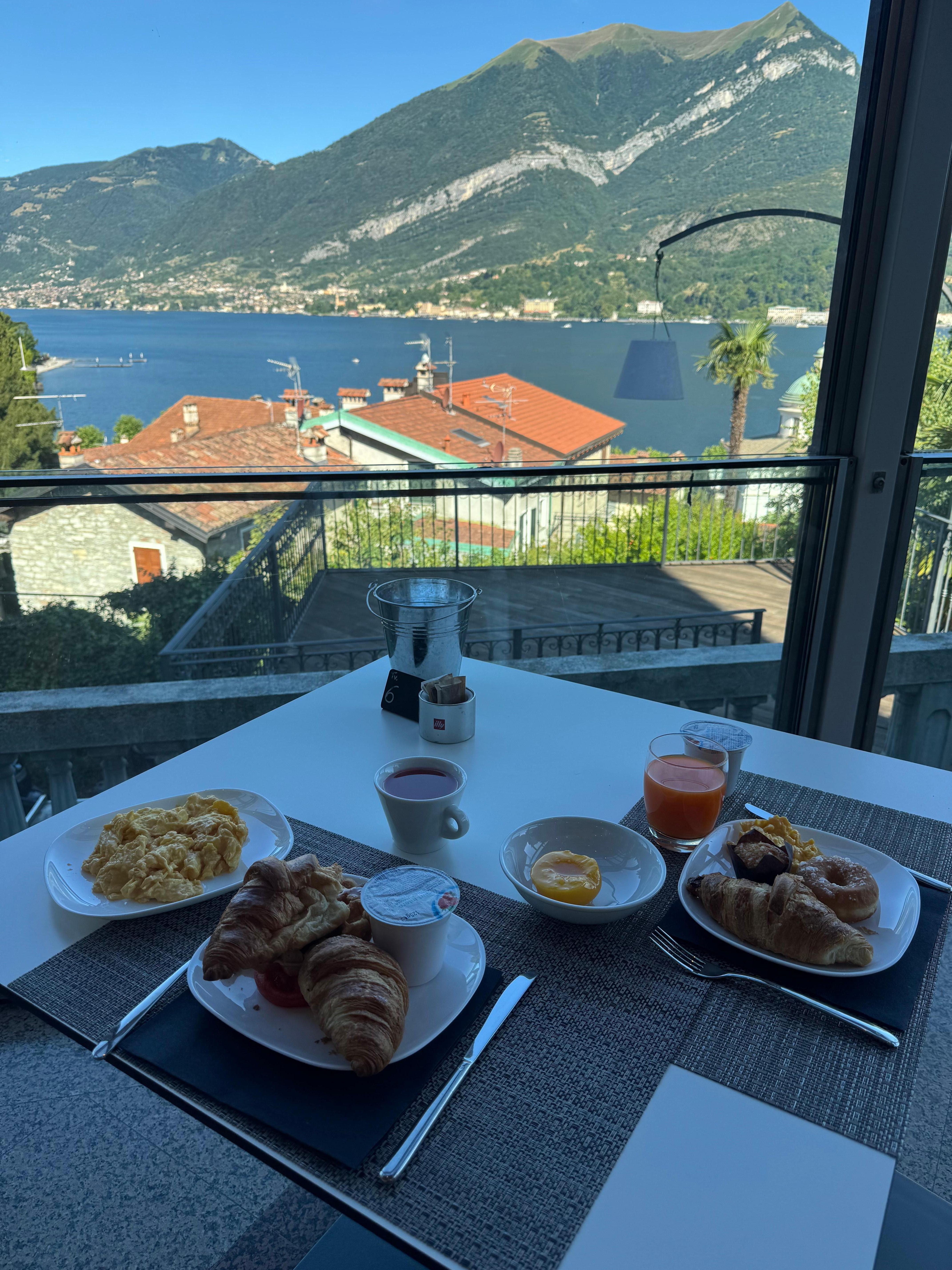 Vista lago no café da manhã 